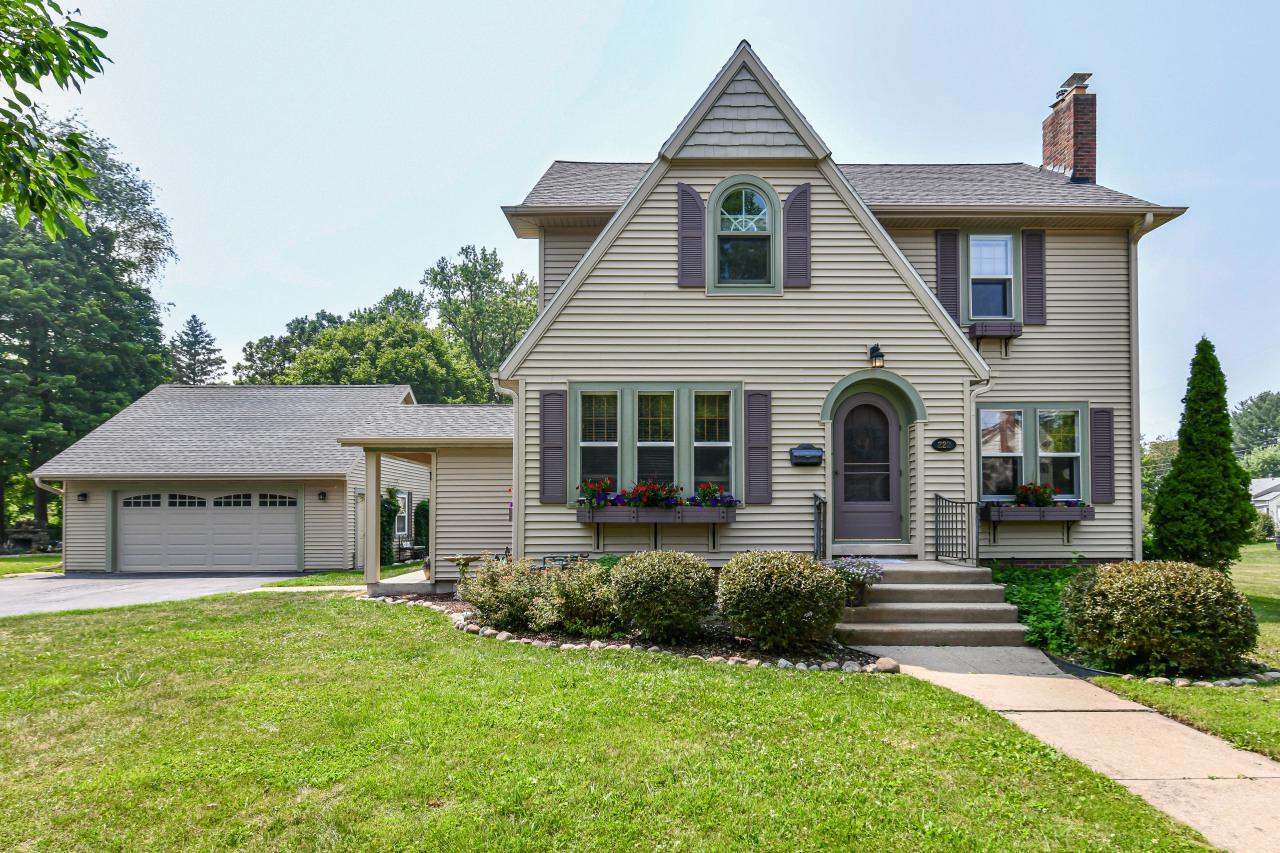 222 N Church St, Elkhorn, WI 53121 | MLS# 1843829 | Redfin 222 N Church St, Elkhorn, WI 53121 | MLS# 1843829 | Redfin